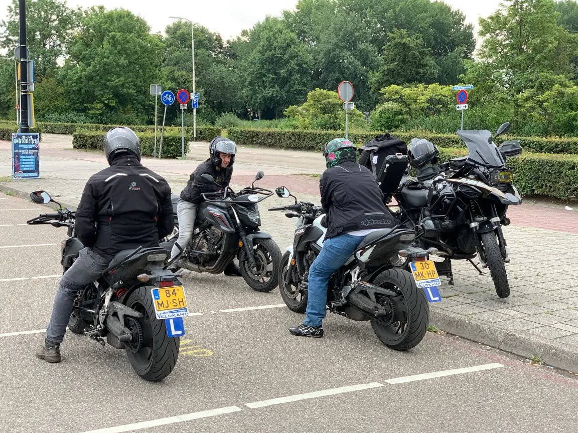 Hoeveel kost een motorrijbewijs? - Rijschool Veldkamp